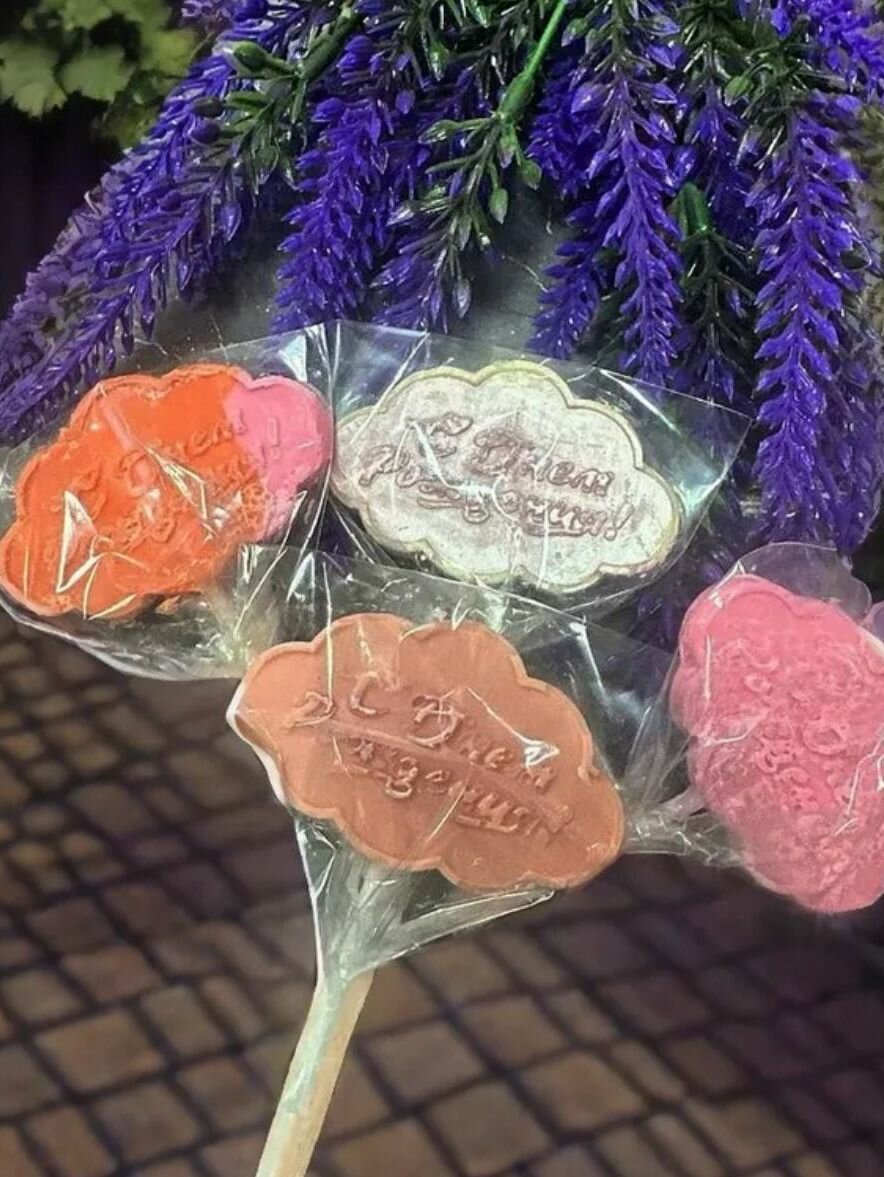 Шоколадный топер с днем рождения на палочке