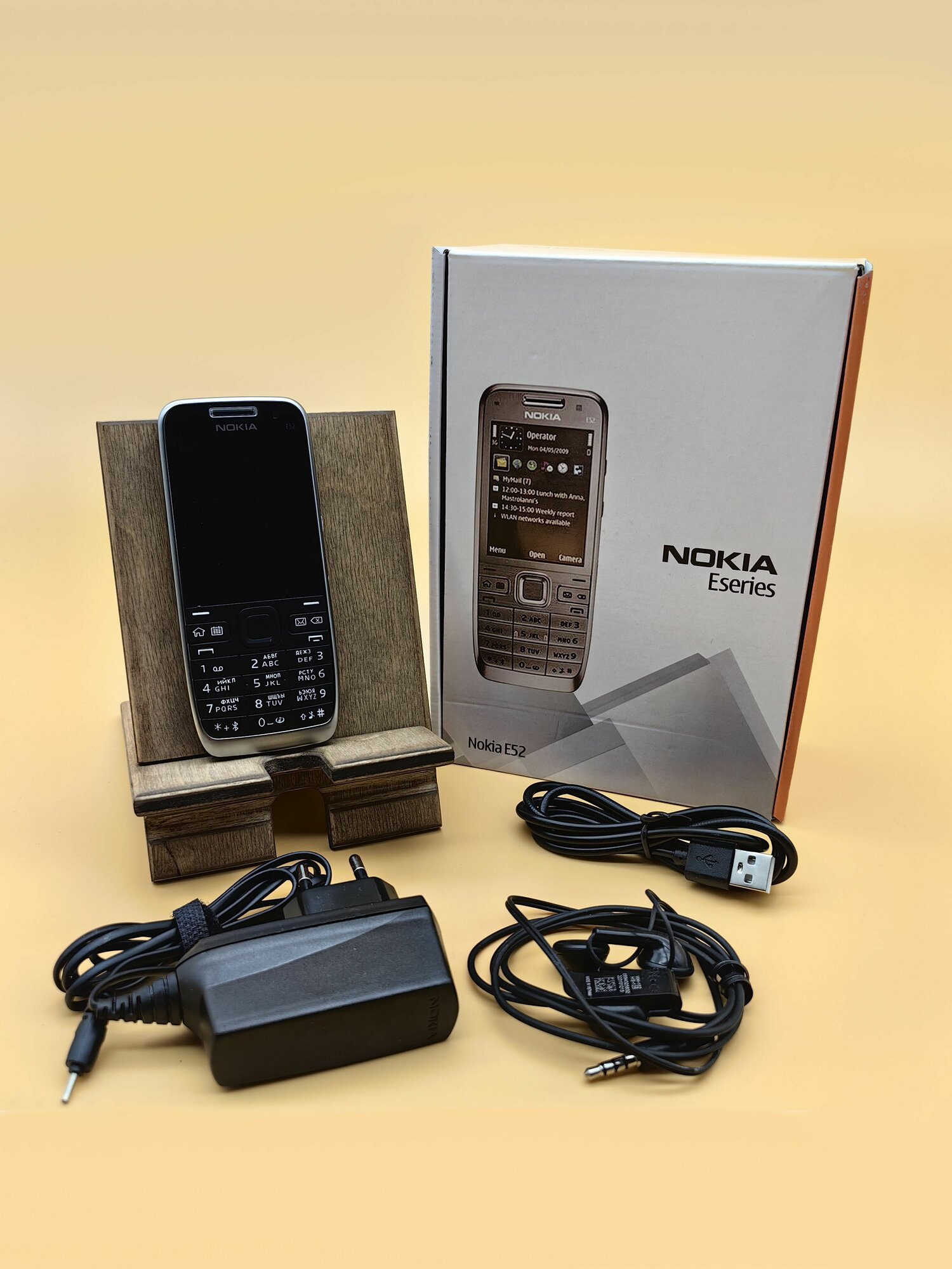 Мобильный раритетный кнопочный ретро телефон Nokia E52, Черный