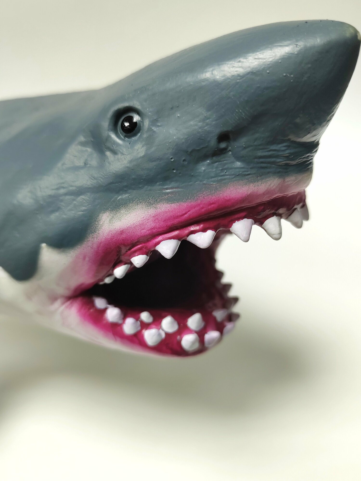 Игрушка резиновая Акула с открытой пастью 63 см, серо-синяя.