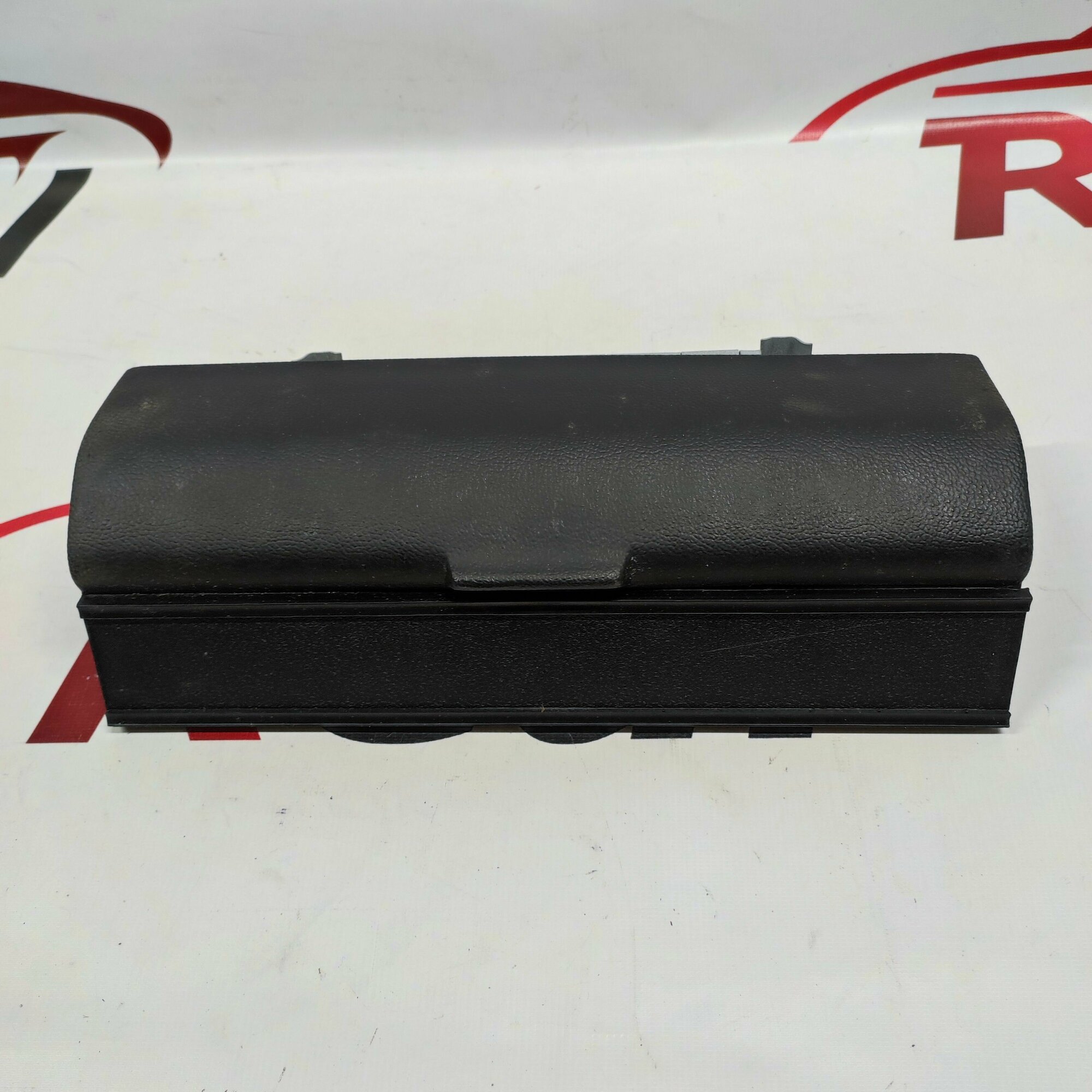 Крышка (бардачка) вещевого ящика для 2103, 2106 в сборе.