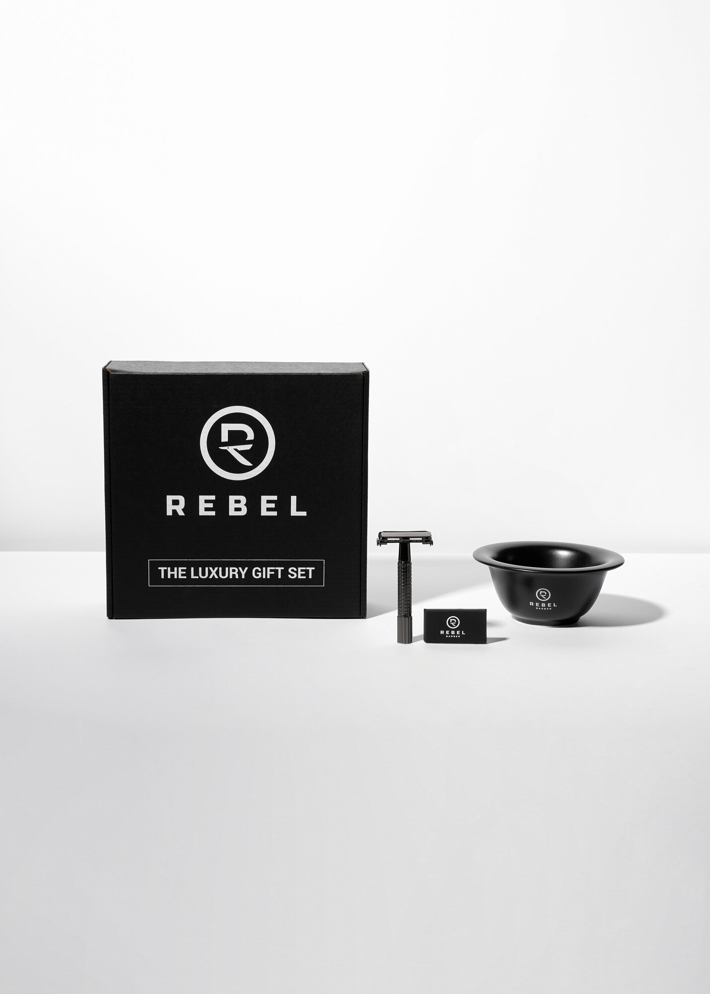 Подарочный набор REBEL BARBER "Compact Midnight Black", Т-образный станок, фарфоровая чаша, лезвия