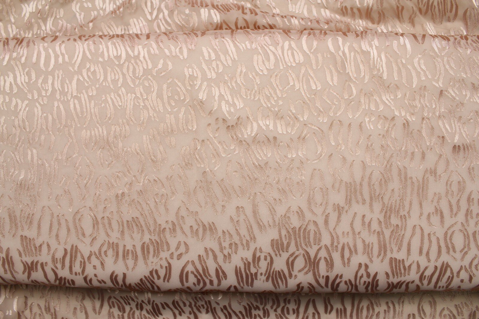 Ткань Атлас-деворе приглушённый бежево-розовый с рисунком штрихов, ш136см, 0,5 м