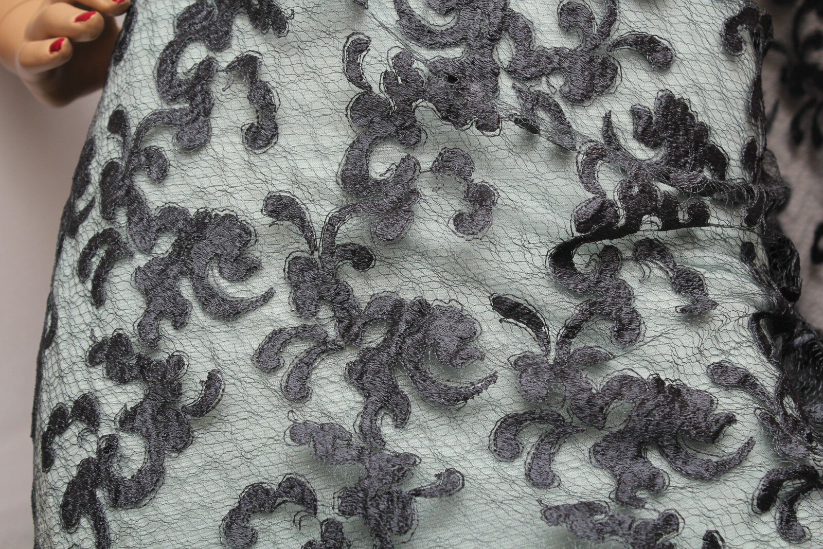 Ткань Кружевная вышивка на коричневой сетке с кордом и фестоном, ш132см, 0,5 м