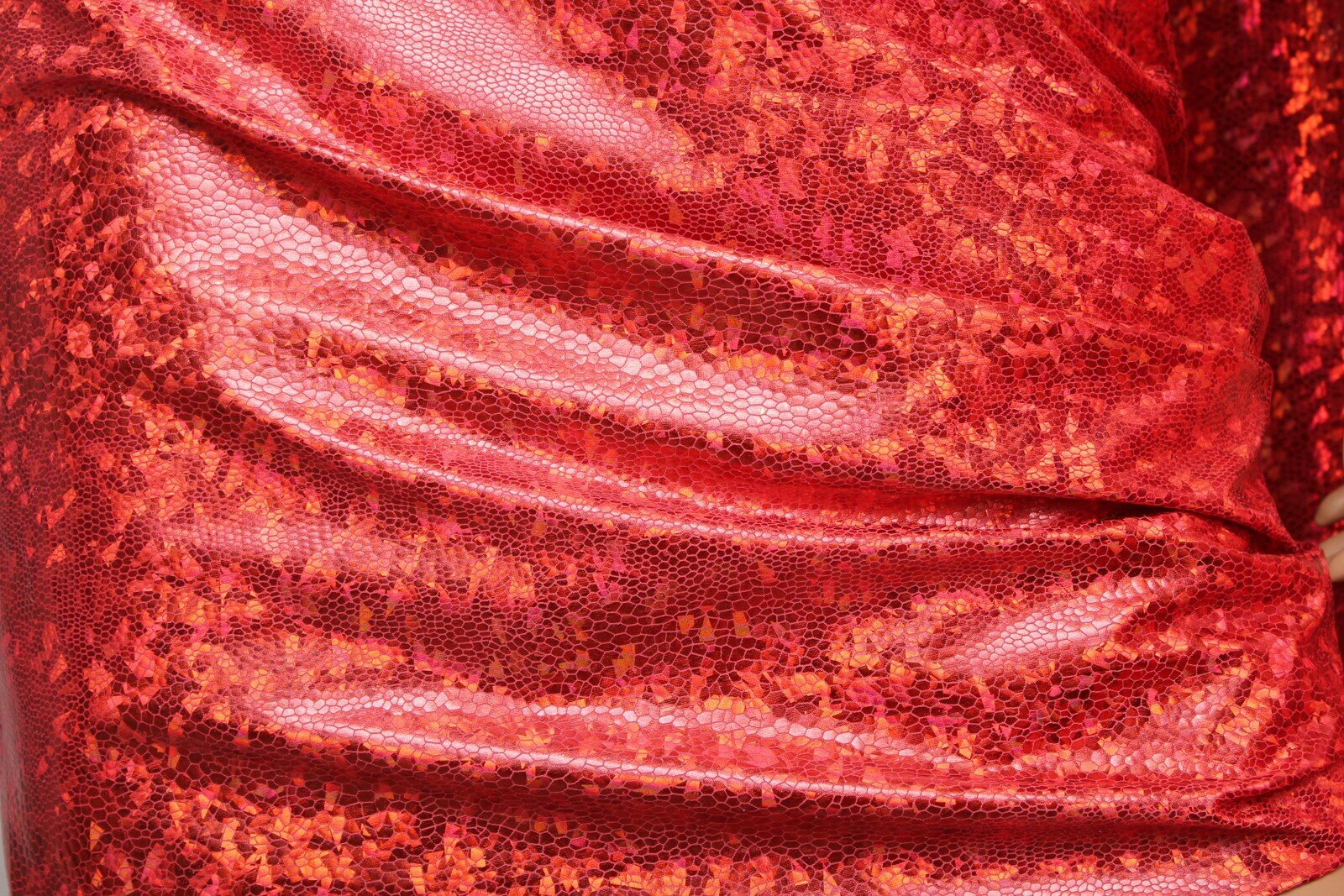 Ткань Трикотаж-стейч с голографическим красным напылением под змею, ш140см, 0,5 м