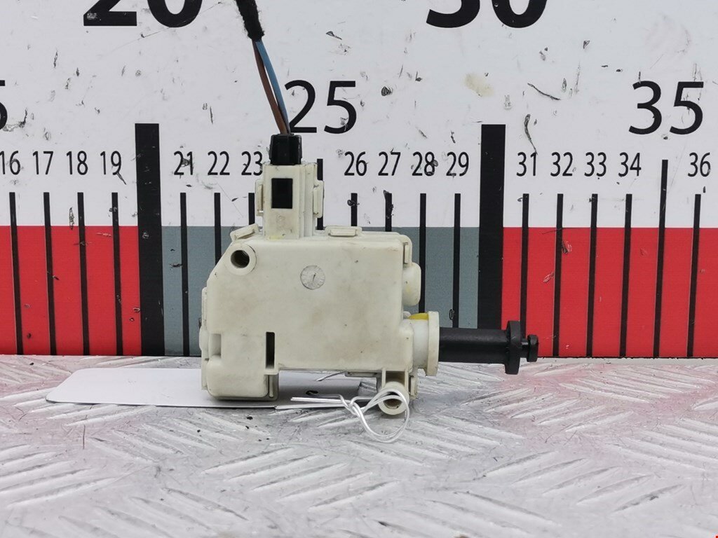 Сервопривод (электропривод моторчик привода) лючка бензобака Opel Astra H арт. 1880806