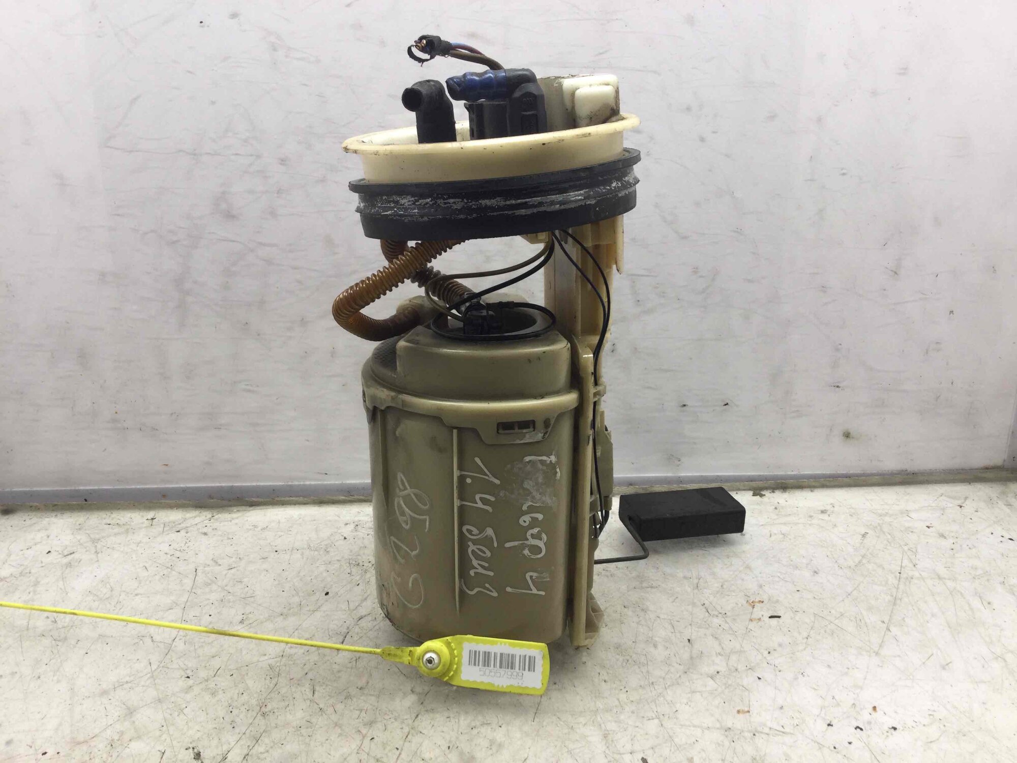 Б/У Насос топливный Volkswagen Golf 4 поколение (1997-2004) 2003 г.