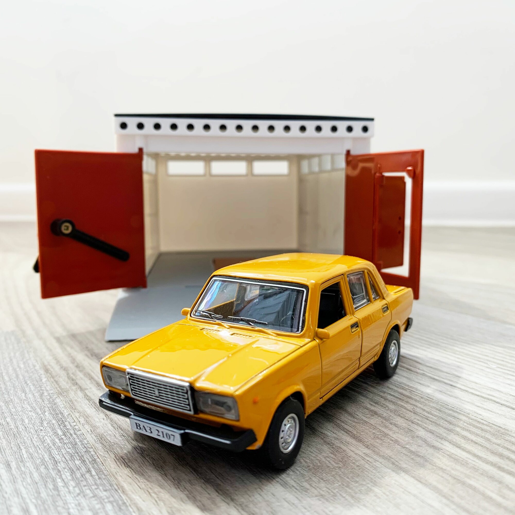 Гараж с распашными воротами и металлическая машинка 12 см модель ВАЗ 2107 (инерция, 2 откр. двери и багажник) - оранжевая