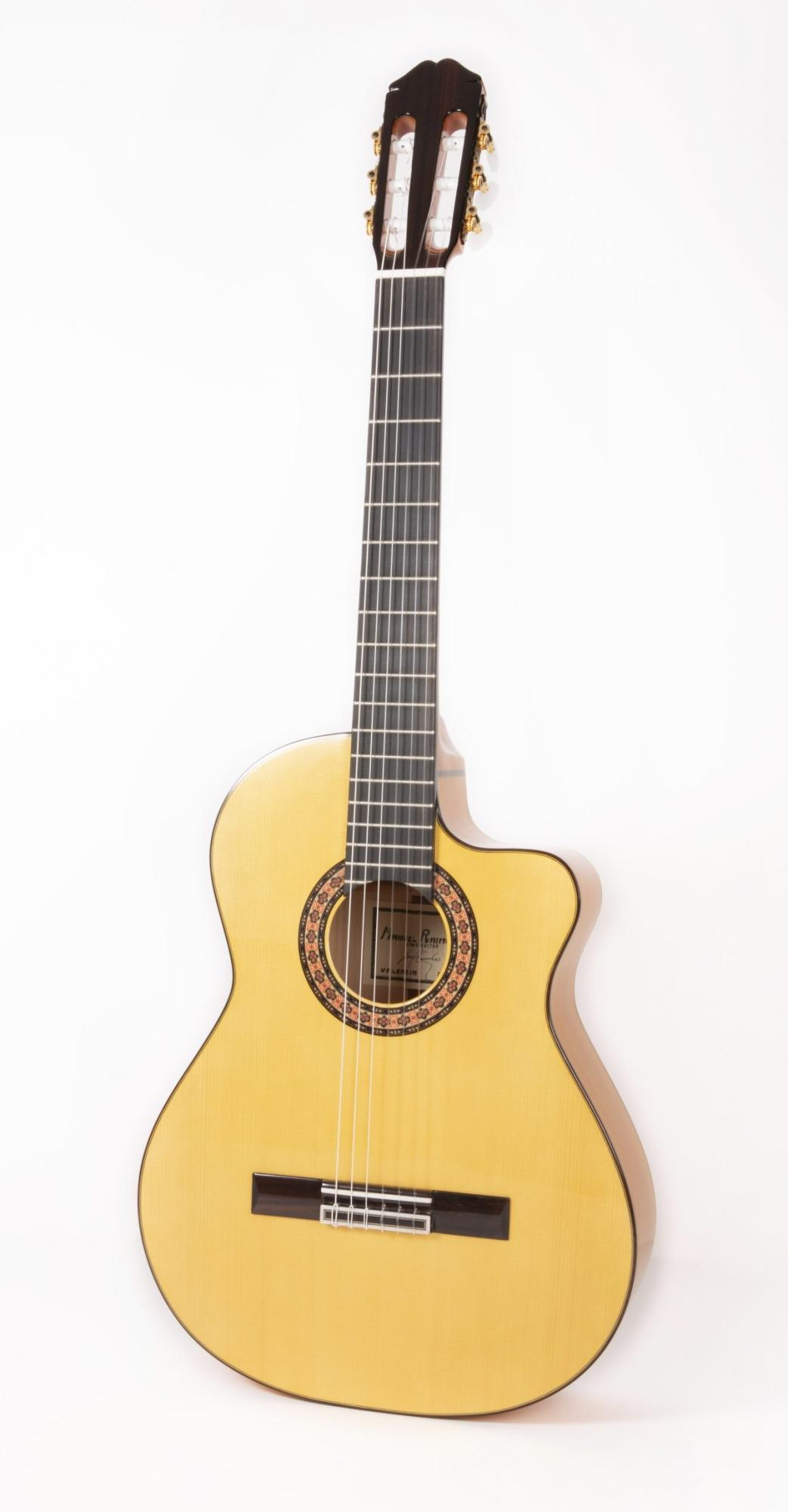 Electrified flamenco guitar Raimundo 646E - Гитара-фламенко с вырезом с установленным комплектом оборудования Fishman Pro Blend. Корпус из кипариса.