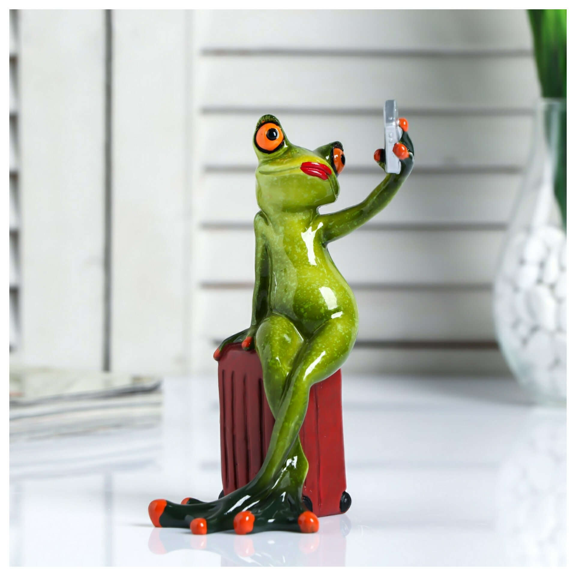 Декоративная фигурка «Лягушка путешественница на чемодане», 10х8х15 см.