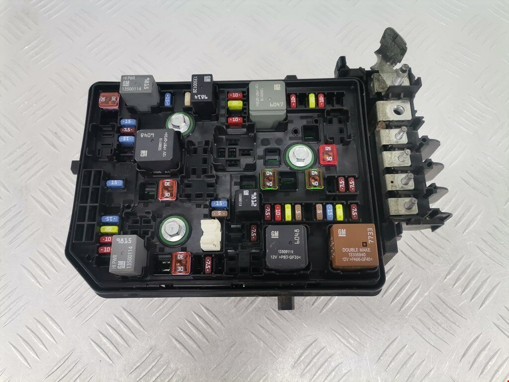 Блок предохранителей Opel Astra K 15513163 арт. 1692114