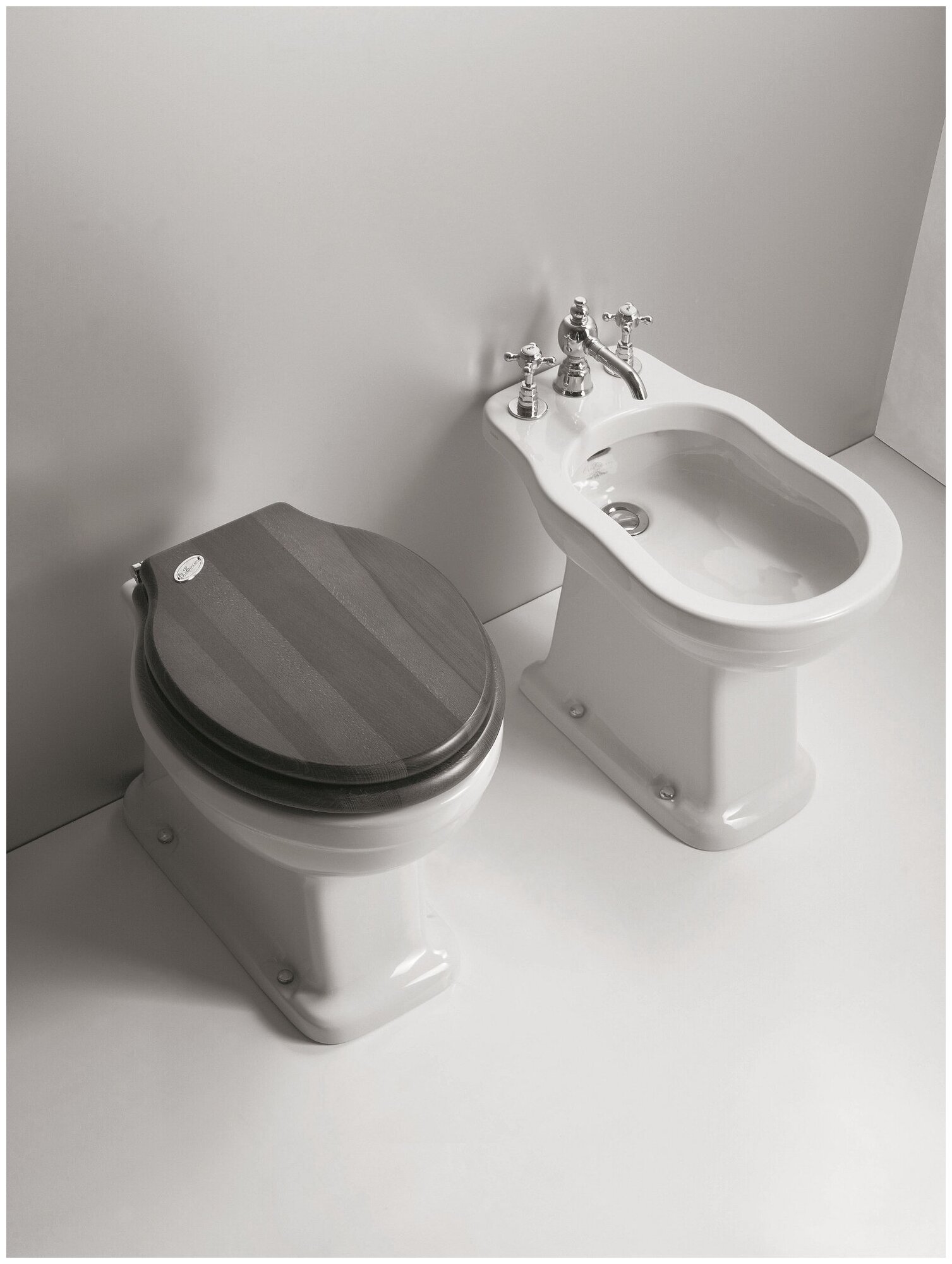 Унитаз напольный SIMAS LONDRA LO 911 bia+ F 90 BR, слив в стену, c креплениями бронза, без крышки, белый