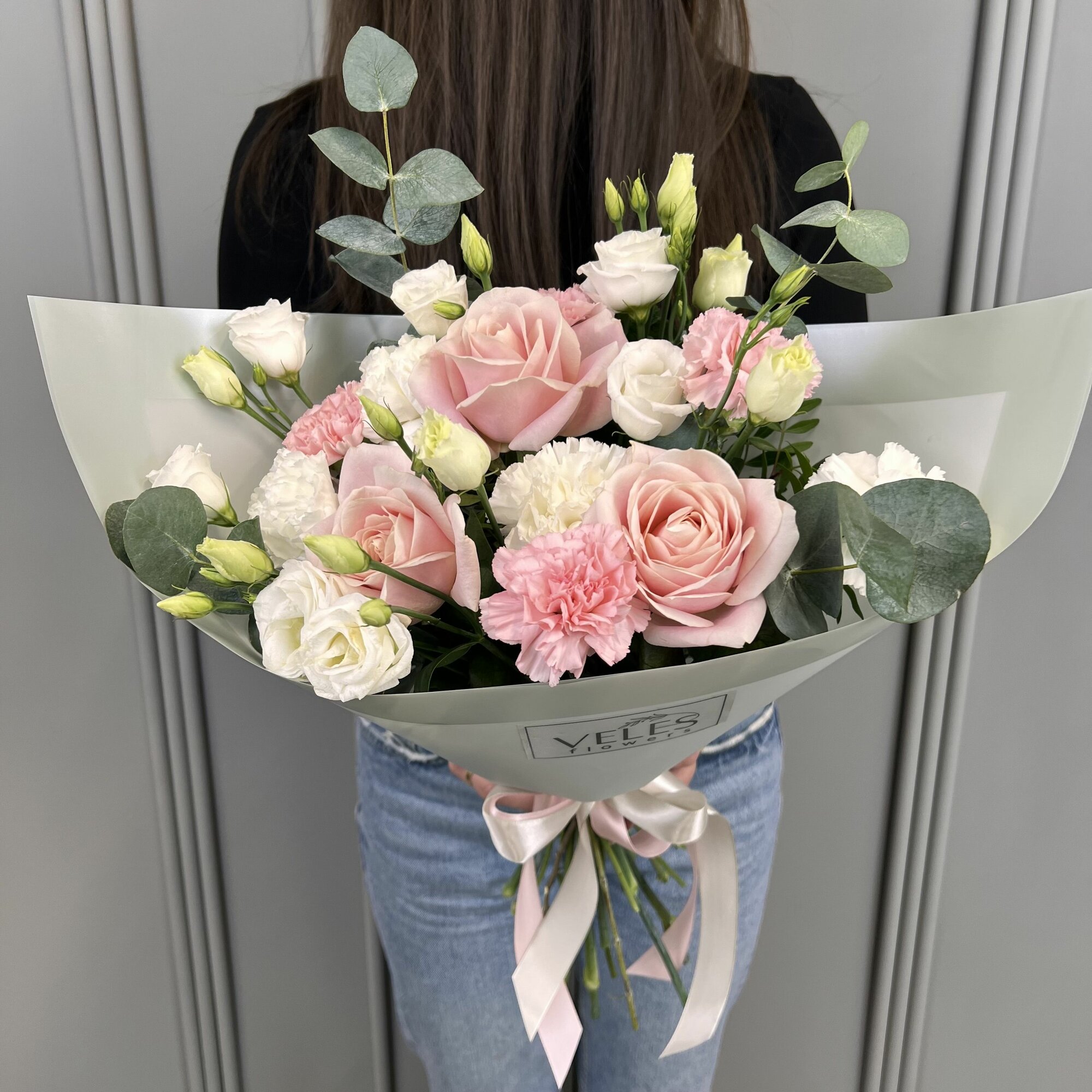 Букет Veles, гвоздика, эустома, лизиантус, эвкалипт, белый, розовый, зелёный