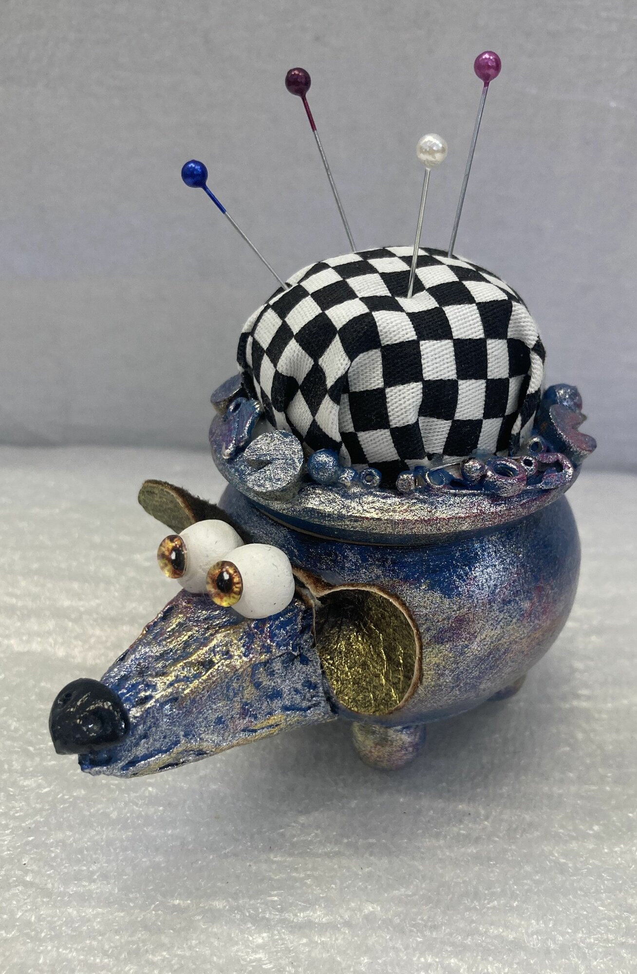 Статуэтка стимпанк авторская "Ёж-игольница", 10Х9х6 см; дерево, металл, ткань;