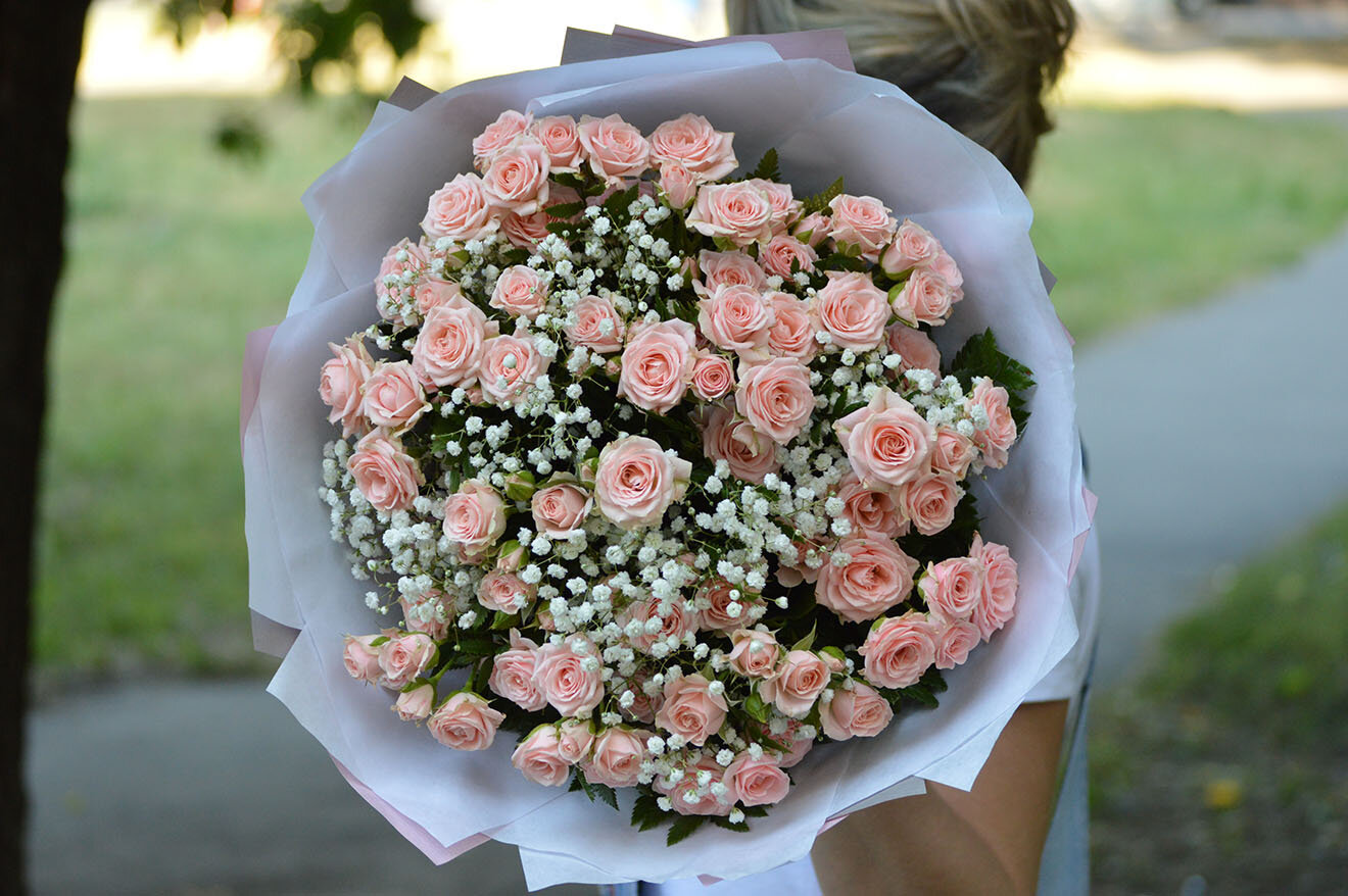 Букет из розовых кустовых роз