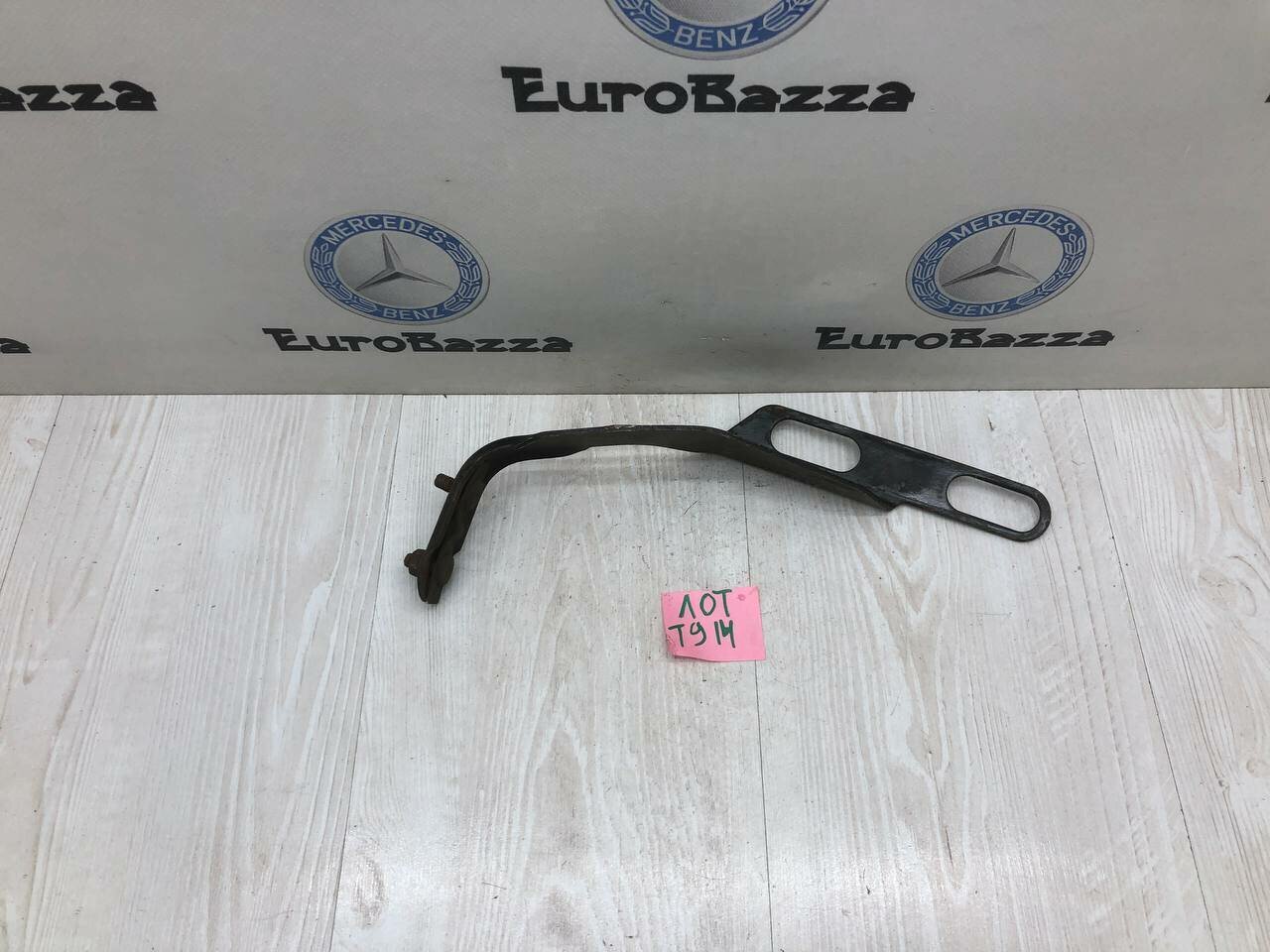 Кронштейн глушителя левый Mercedes W210 A2104925341