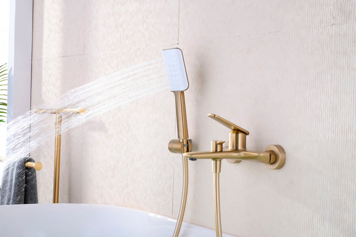 Смеситель для ванны с коротким изливом от бренда Ganzer из латуни GZ02131-S матовое золото