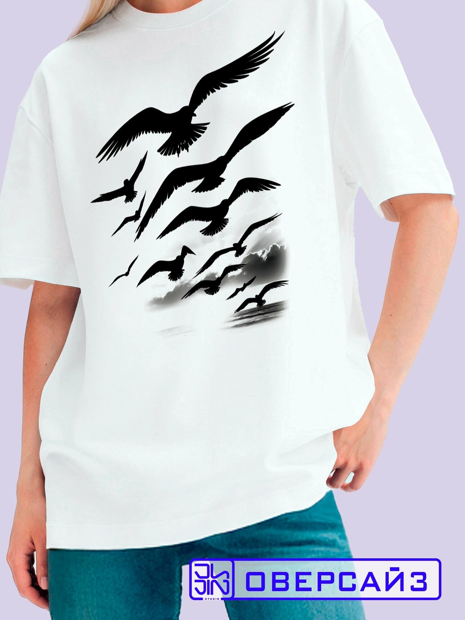 Футболка оверсайз женская с принтом Минималистичная черно белая чайка с облаками над черным океаном, белый хлопковый трикотаж с прикольным рисунком на груди