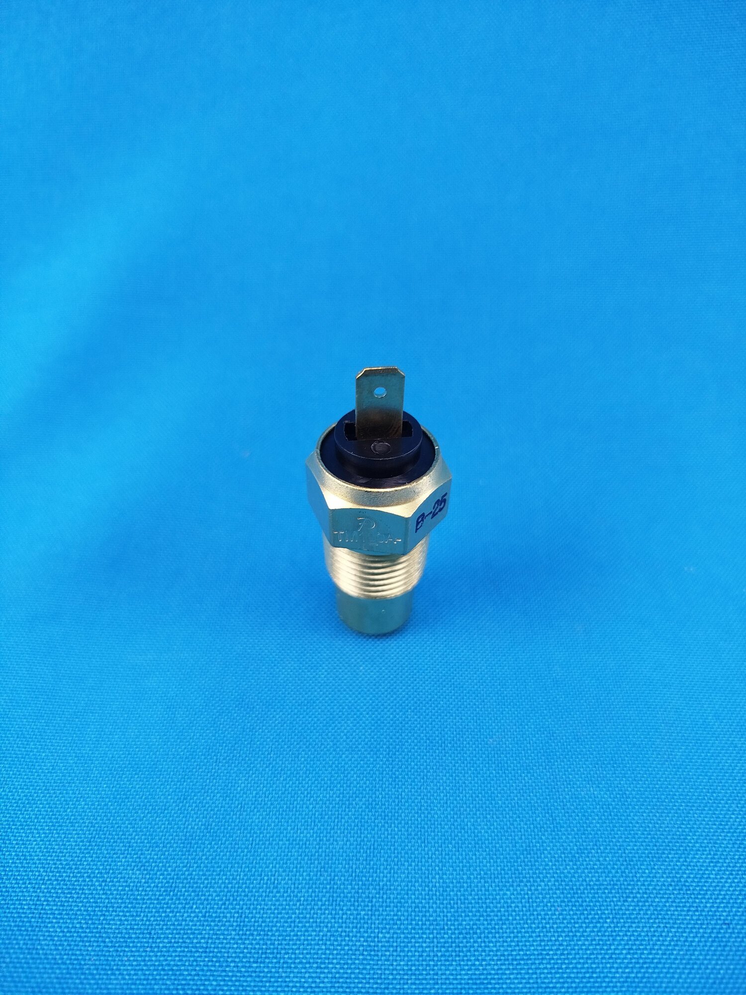 Датчик температуры "АвтоТрейд" для автомобилей М-2141, ИЖ-2126, ЗиЛ 5301, КамАЗ, ПАЗ, Урал блистер (штекер)