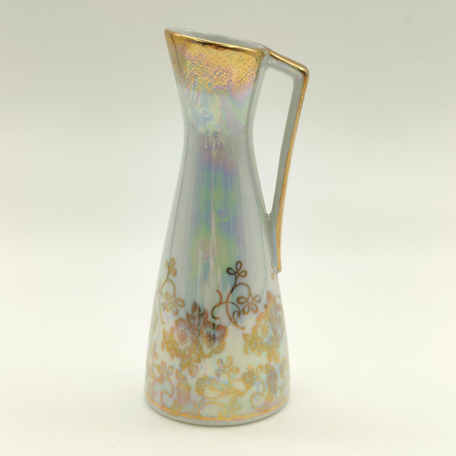 Кувшинчик с цветочным орнаментом на перламутровом фоне, фарфор, люстр