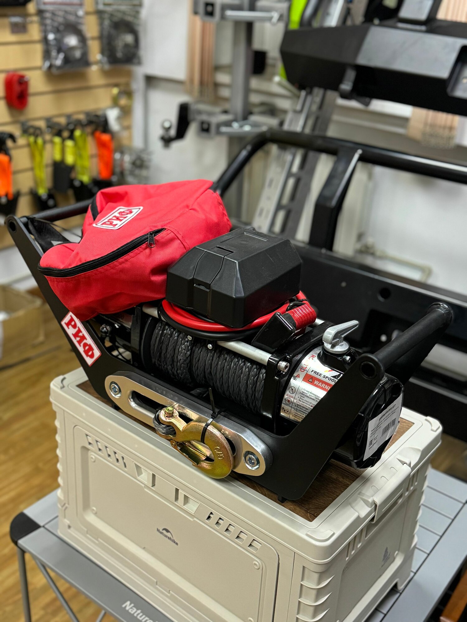 Лебёдка переносная РИФ 9000SR c площадкой в квадрат для фаркопа и проводами (в сборе) синтетический трос.