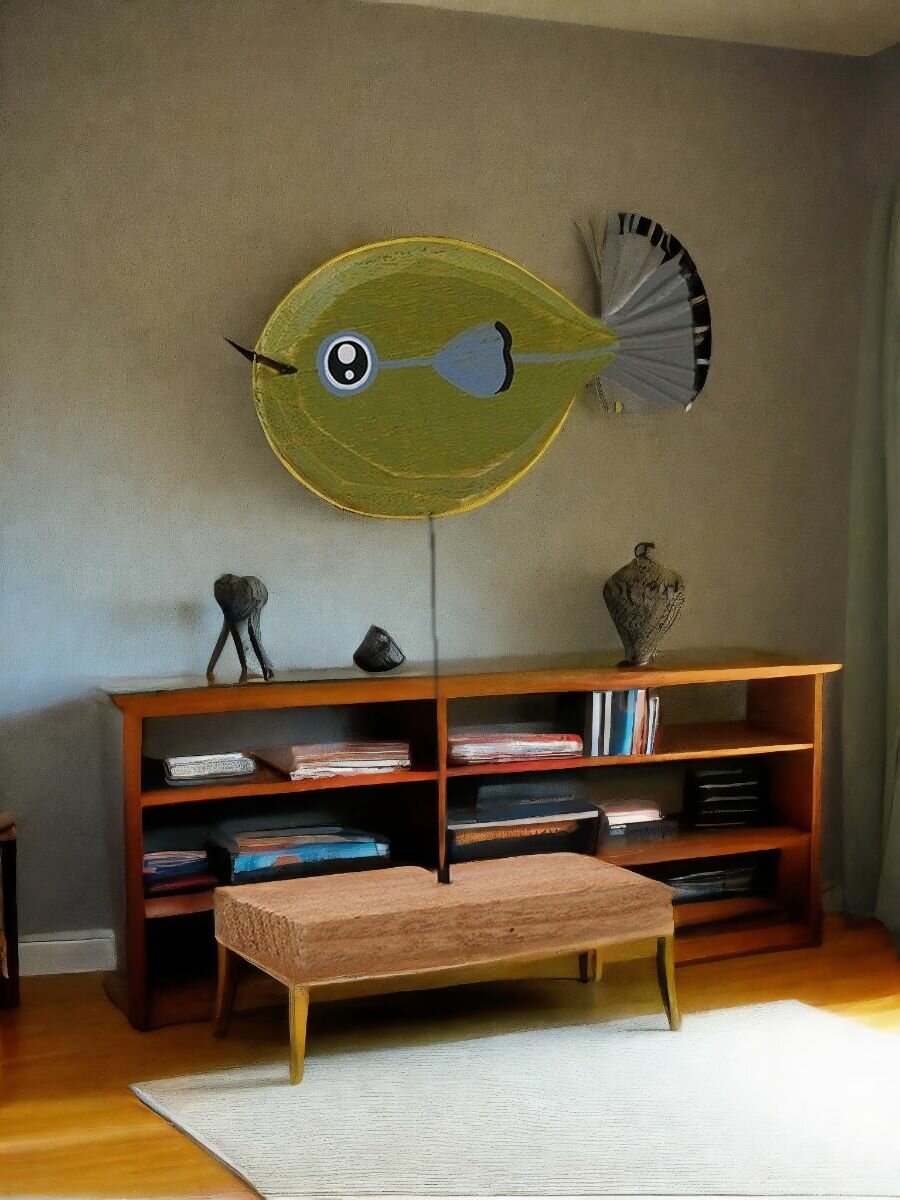 Деревянная статуя рыбы