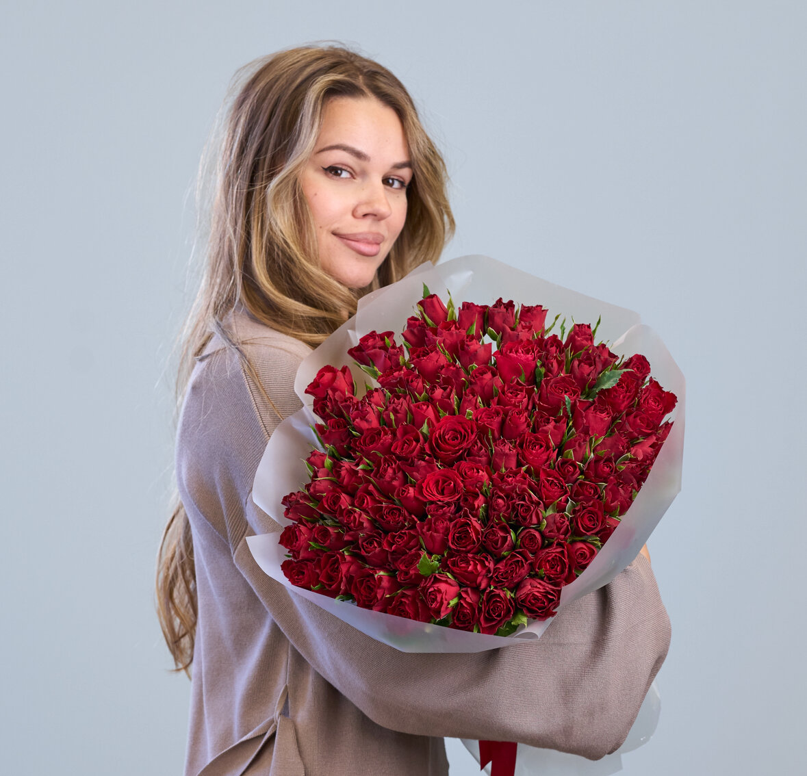 101 кенийская красная роза в красивой прозрачной упаковки из пленки под атласную ленту