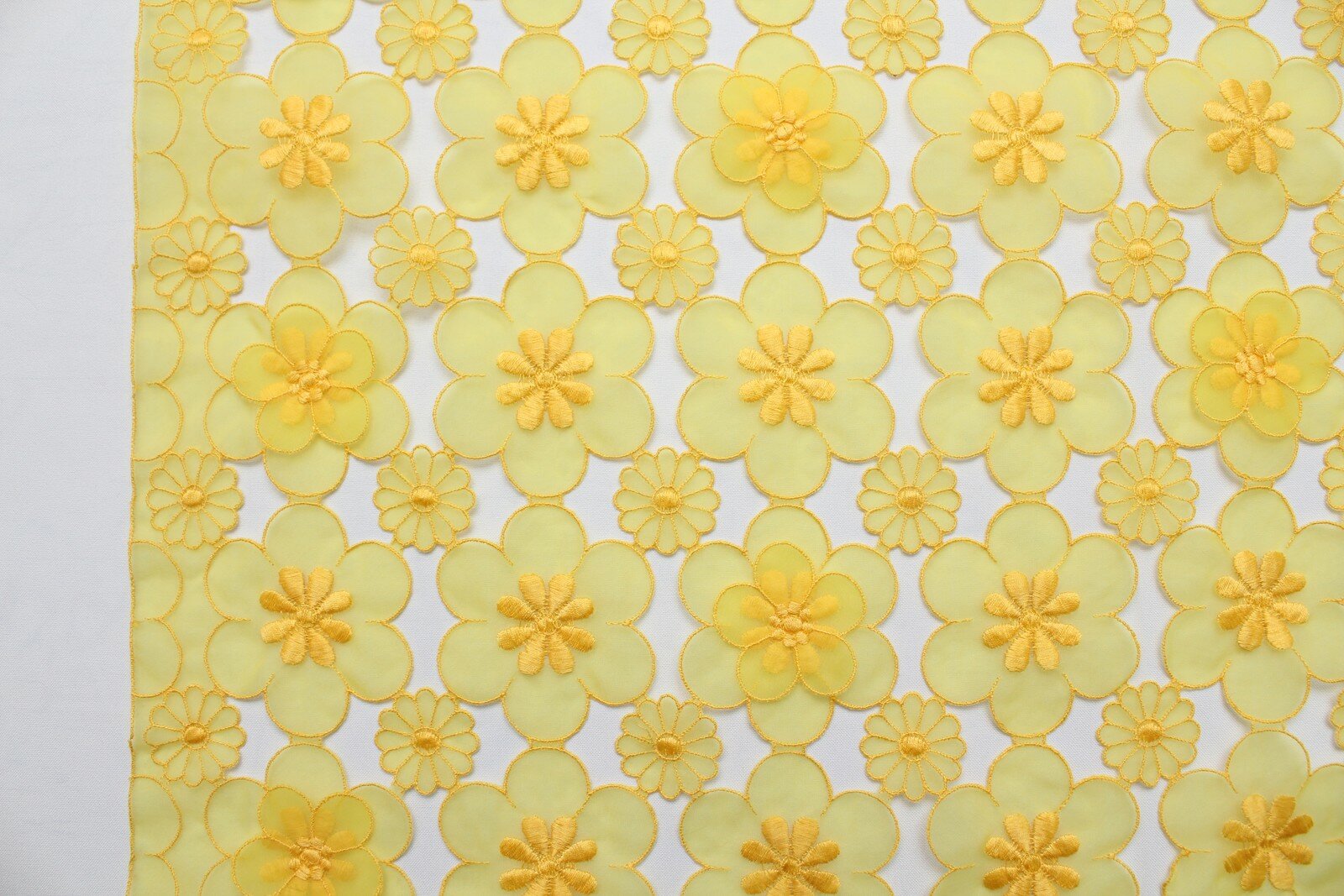 Ткань Вышивка (perfori) хлопком на органзе ярко-жёлтая, ш90см, 0,5 м