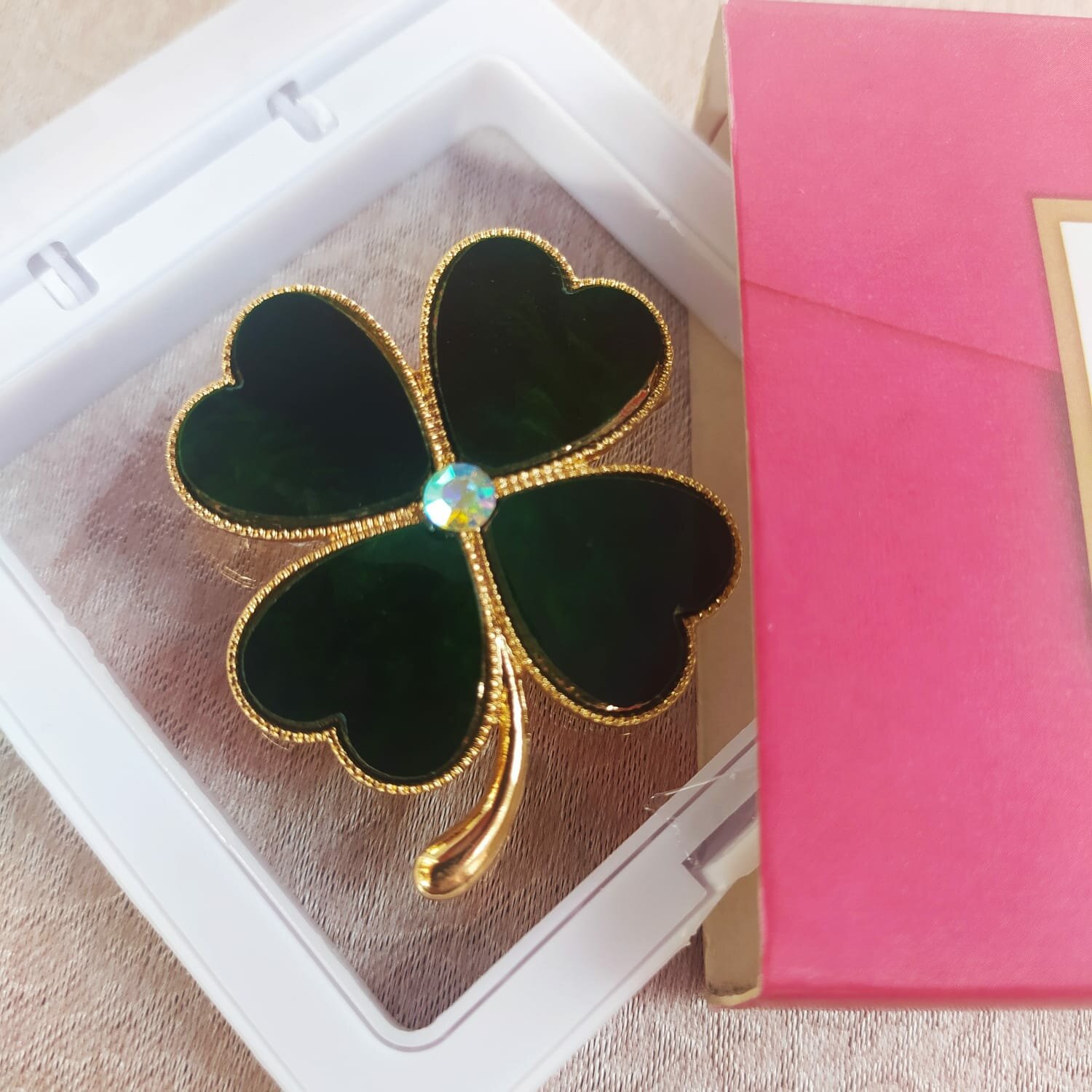 Брошь, стразы, акрил