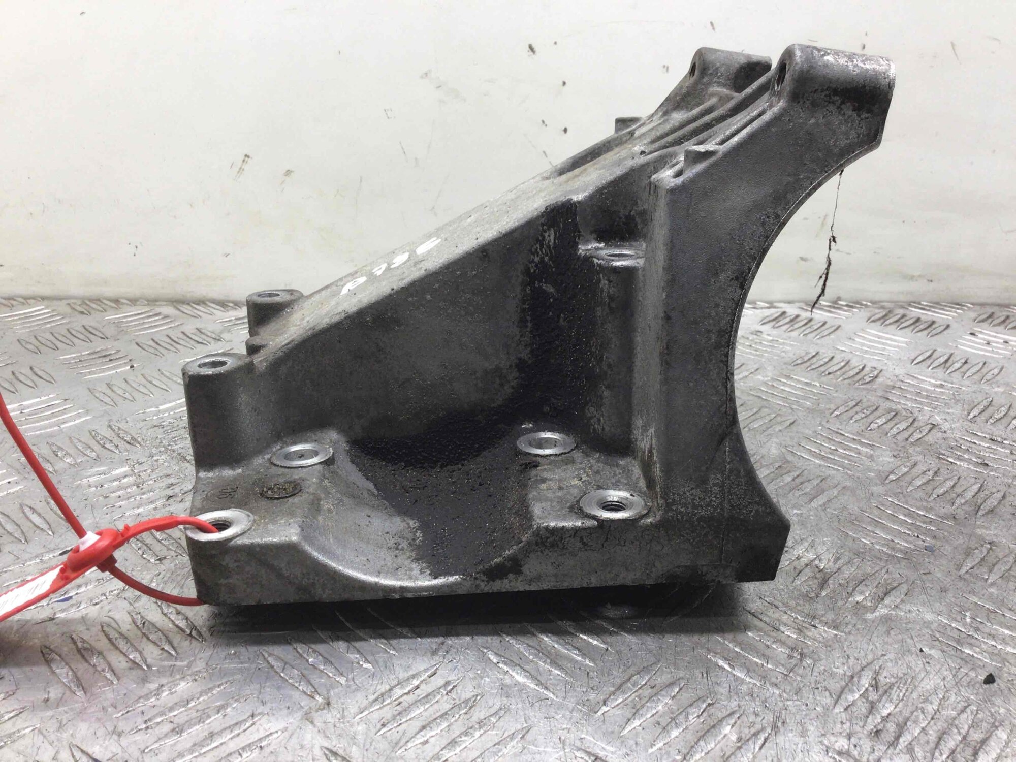 Б/У Кронштейн компрессора кондиционера Ford Focus 2 поколение (2005-2008) 2007 г.