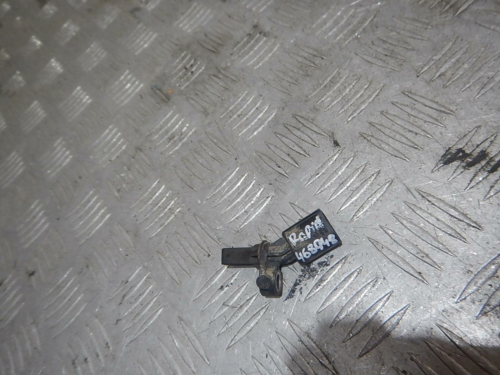 Б/У Датчик ABS задний, Skoda (Шкода)-RAPID (12-) SKODA Rapid (12-) левый Без видимых повреждений. 468948 VAG арт. WHT003863