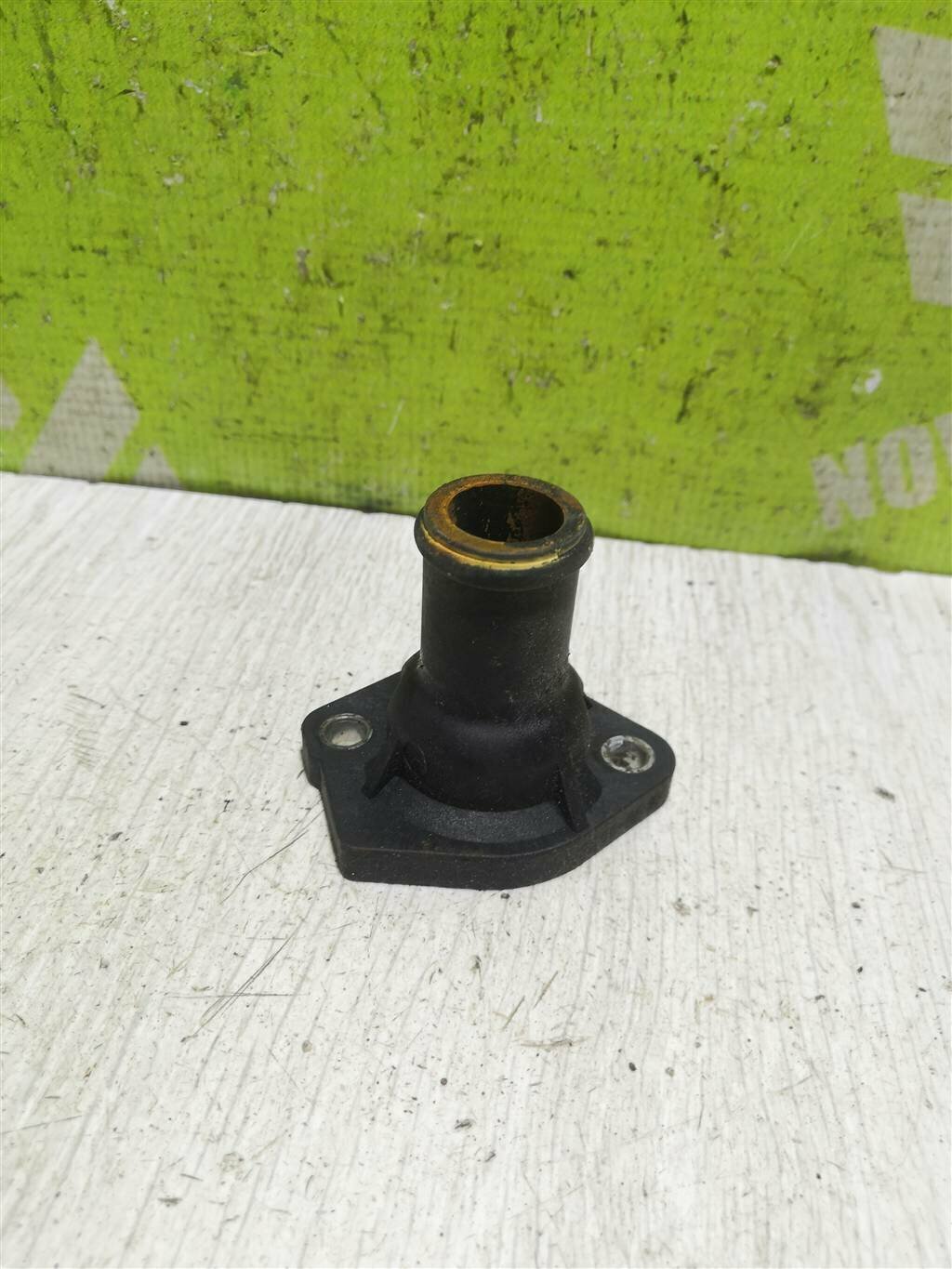 Фланец двигателя системы охлаждения VW Golf 3 Vento 91-97