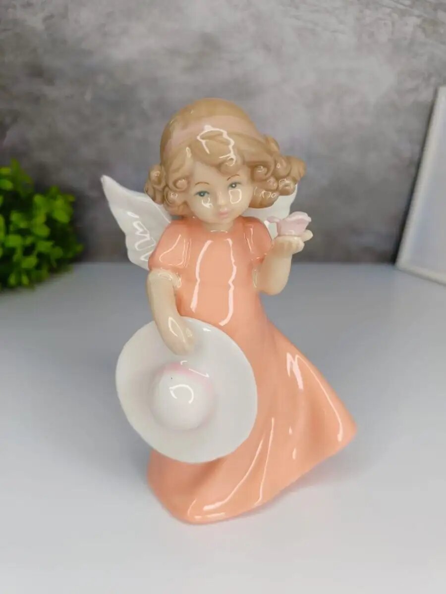 Фигурка коллекционная фарфоровая Девочка ангел со шляпкой, 14 см