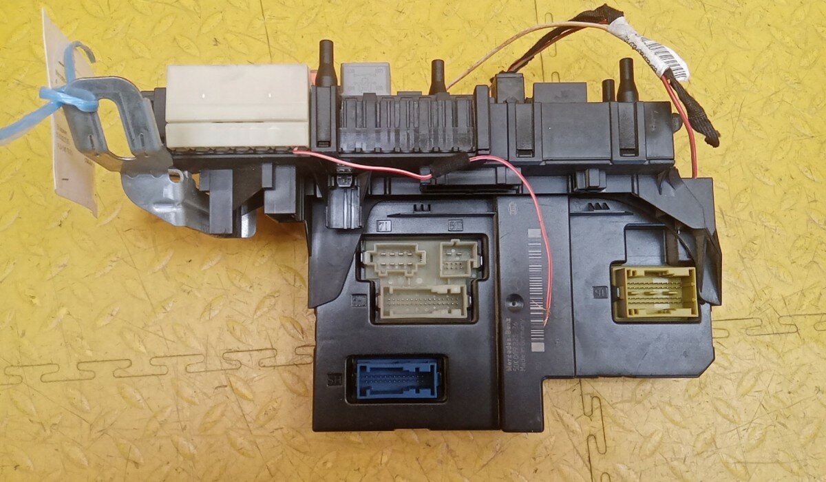 Блок предохранителей W204 Mercedes-Benz A2045457001