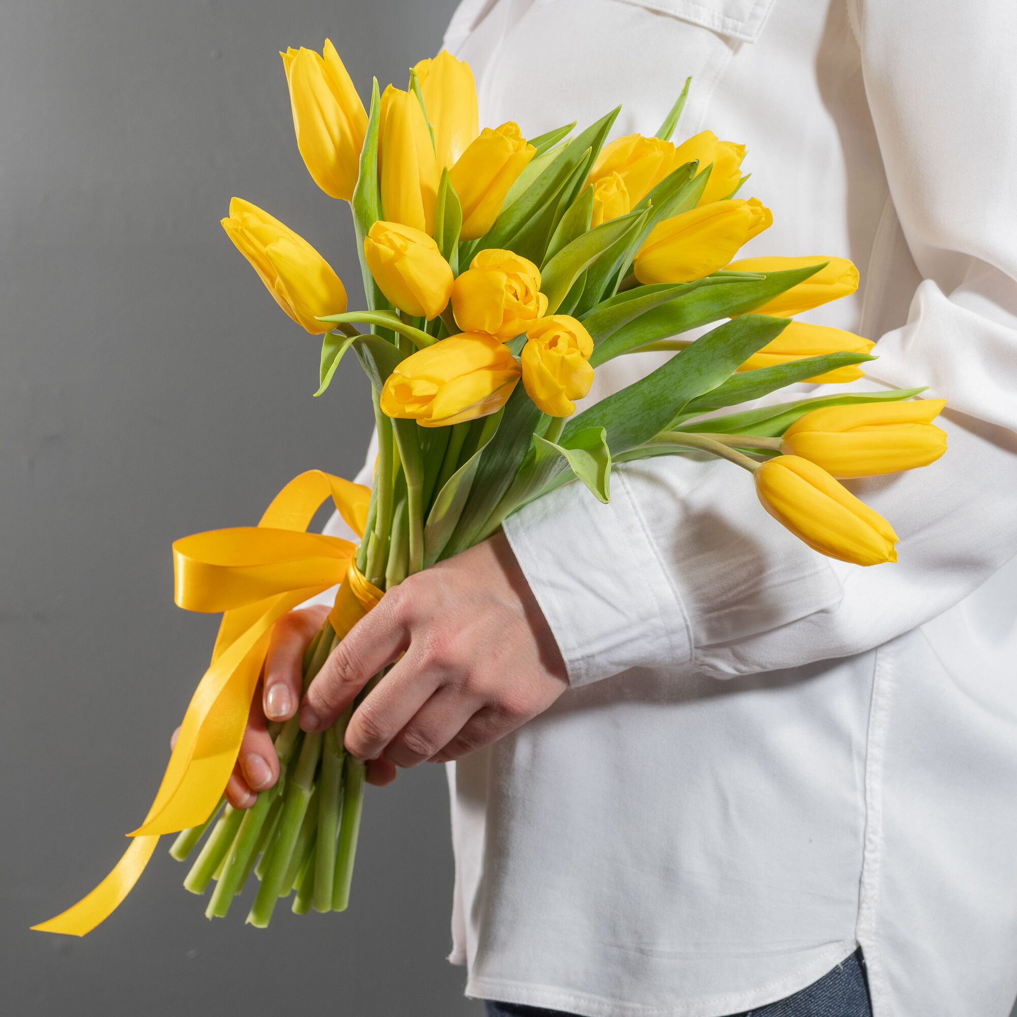 Букет живых цветов Flor-Pro Flowers из 15 желтых тюльпанов с атласной лентой