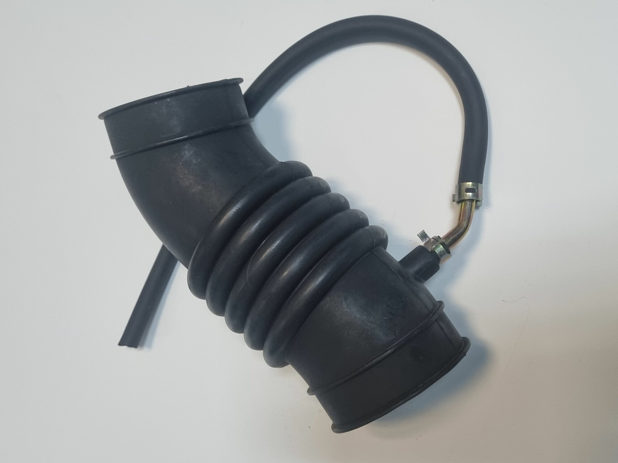 Патрубок на корпус воздушного фильтра Geely MK Cross [1.5 16V 5MT хетчбэк] 1016000588