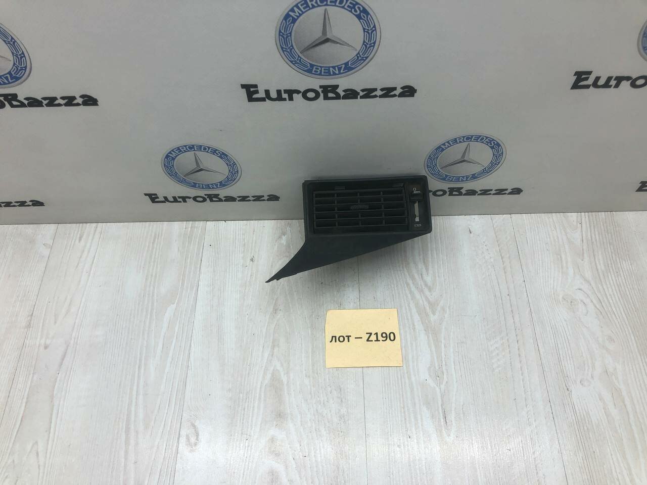 Дефлектор торпеды левый Mercedes W201 A2018301154