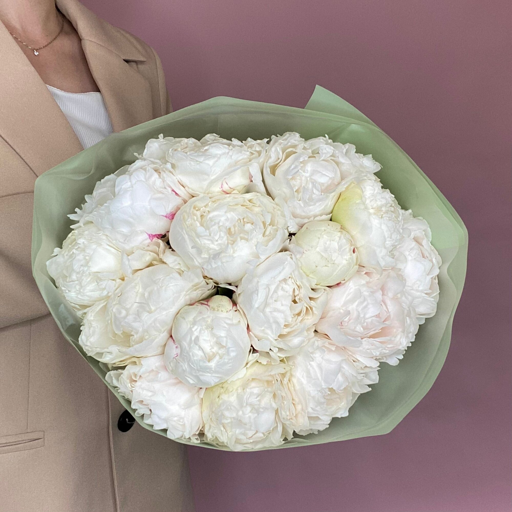 Белые пионы (15 пионов), высота букета 40 см, ширина букета 30 см