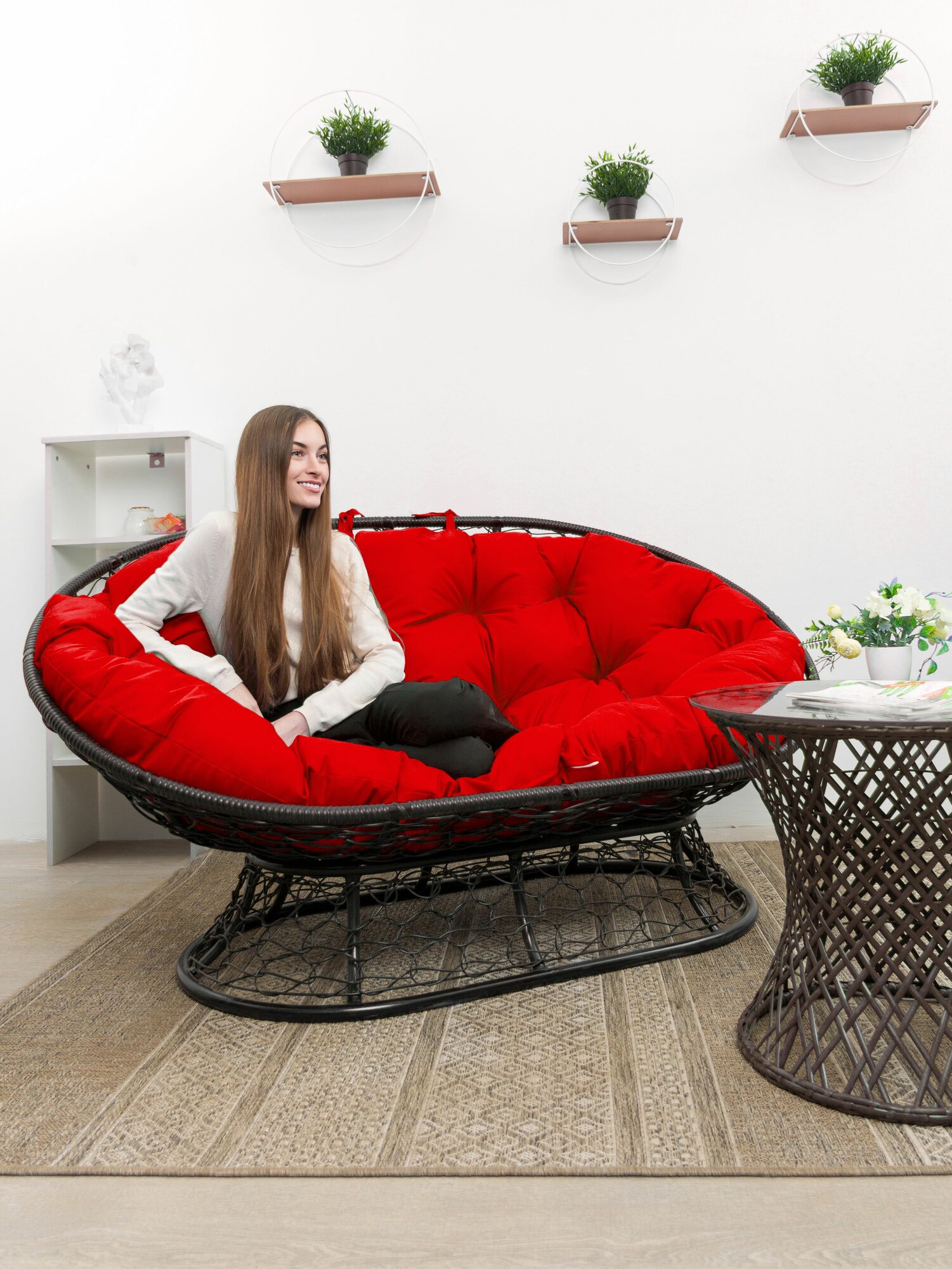 Диван мамасан с ротангом чёрный, красная подушка