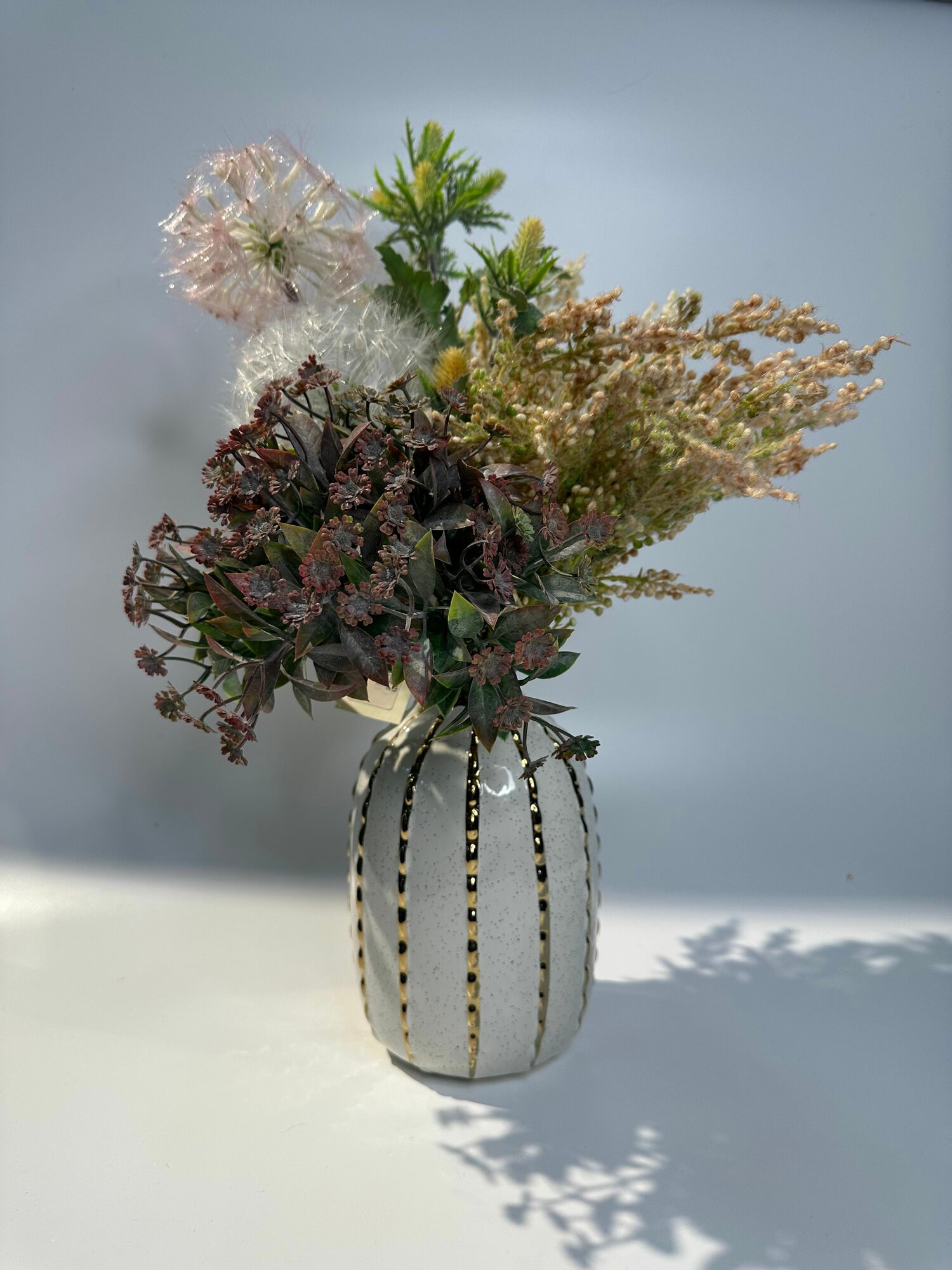 Интерьерная бело-золотая керамическая ваза "Праздничная" 12,5х18 см