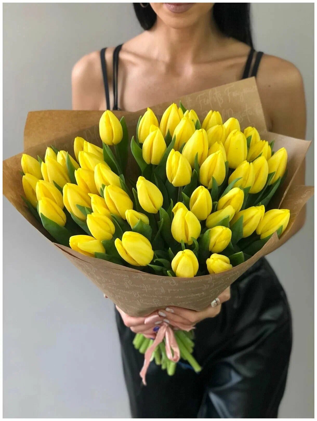 Тюльпаны/ Желтые тюльпаны букет 45 штук/ Тюльпаны с доставкой по Москве/ Цветы к 8 марта