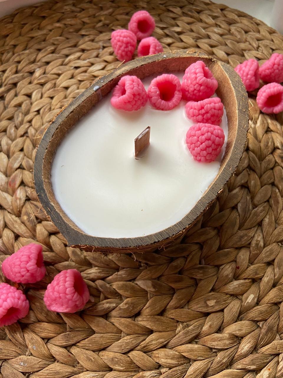 Свеча в кокосовой скорлупе с малиной ароматическая с деревянным фитилем