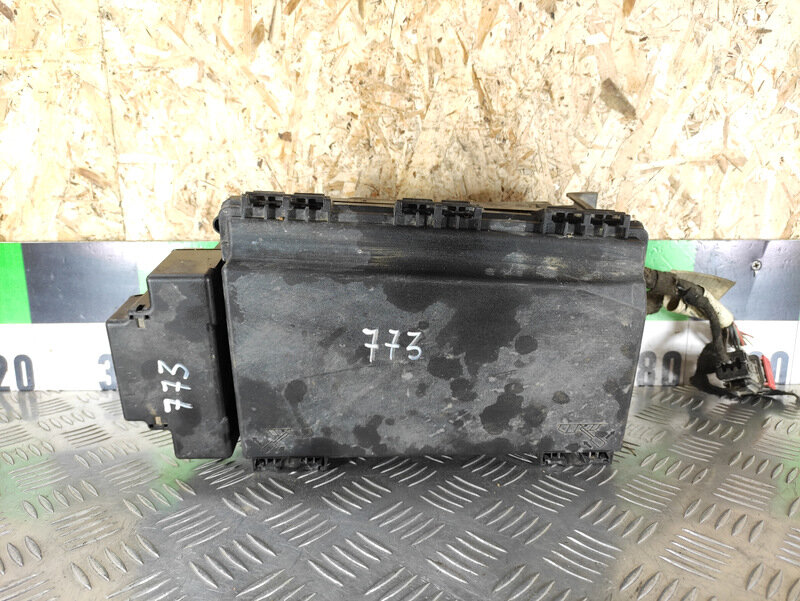 Блок предохранителей моторный OPEL ASTRA H 13206746