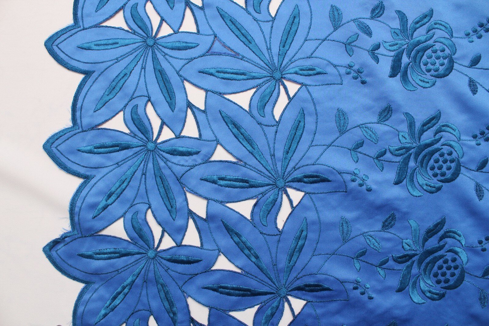 Ткань Вышивка ришелье (perfori) хлопком на сатине ярко-синего цвета, кайма, ш140см, 0,5 м