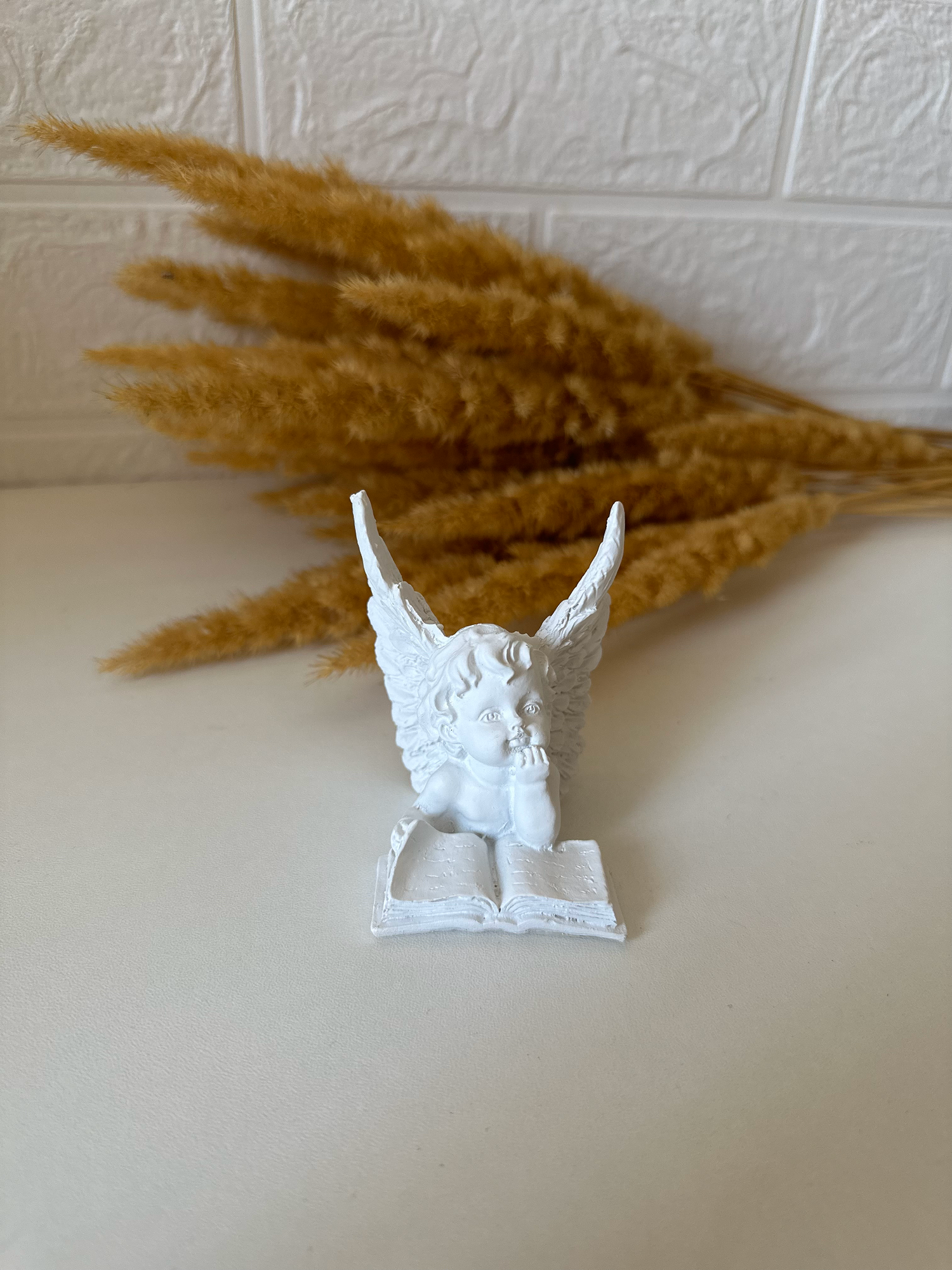 Ангел с книжечкой из гипса