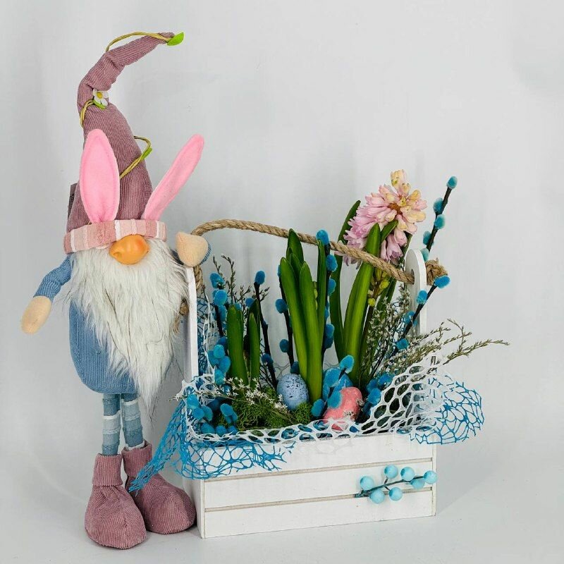 Первоцветы с вербой, комнатные растения, подарок на Пасху. Ароматные гиацинты с игрушкой гном