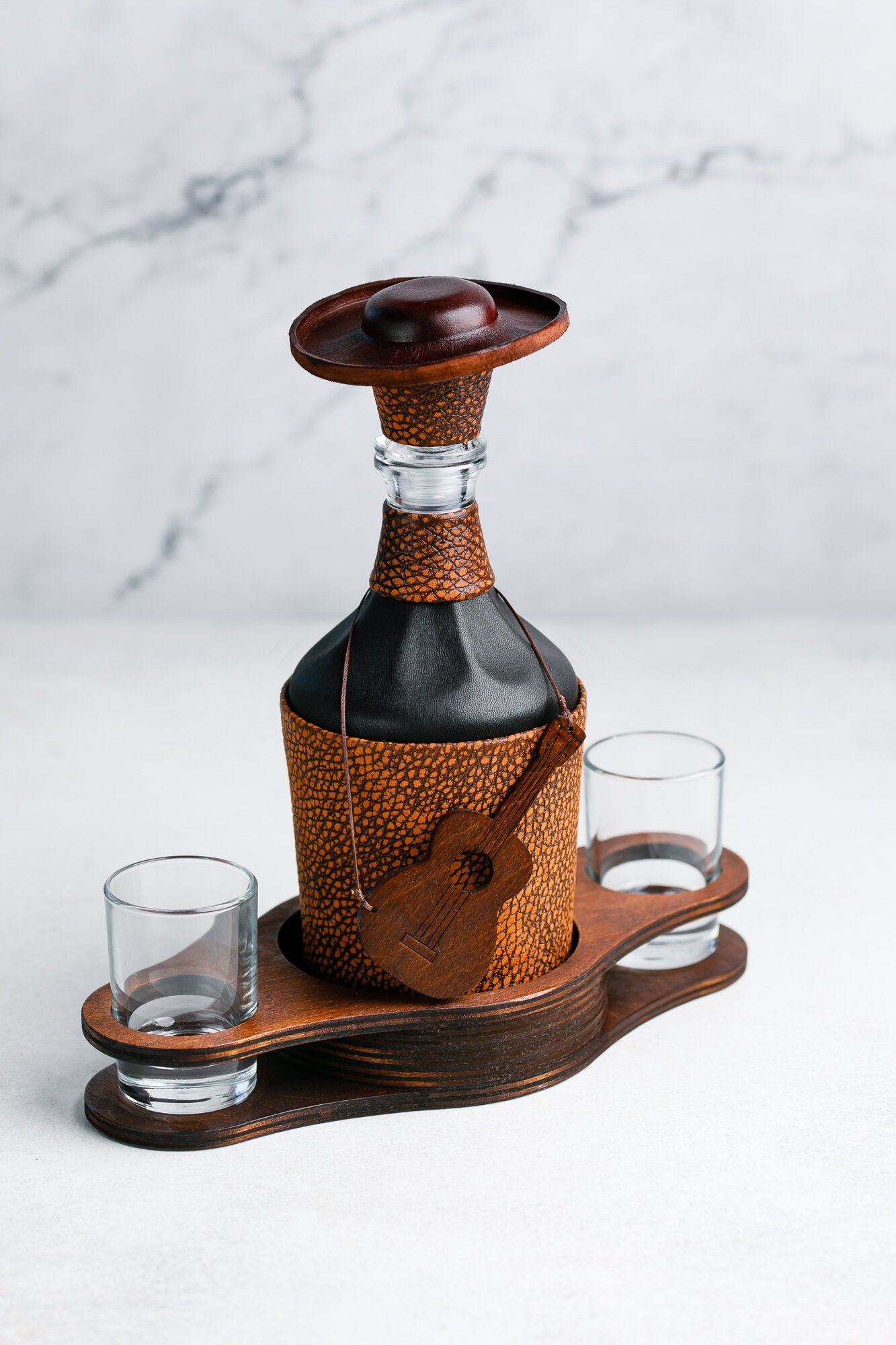 Графин в оплетке из натуральной кожи сувенирный подарочный BoomGift