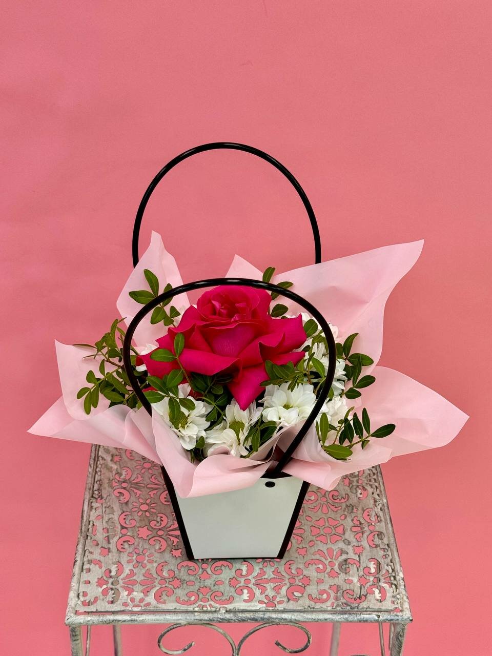 Букет розовая роза французкого раскрытия, белая хризантема и писаташ