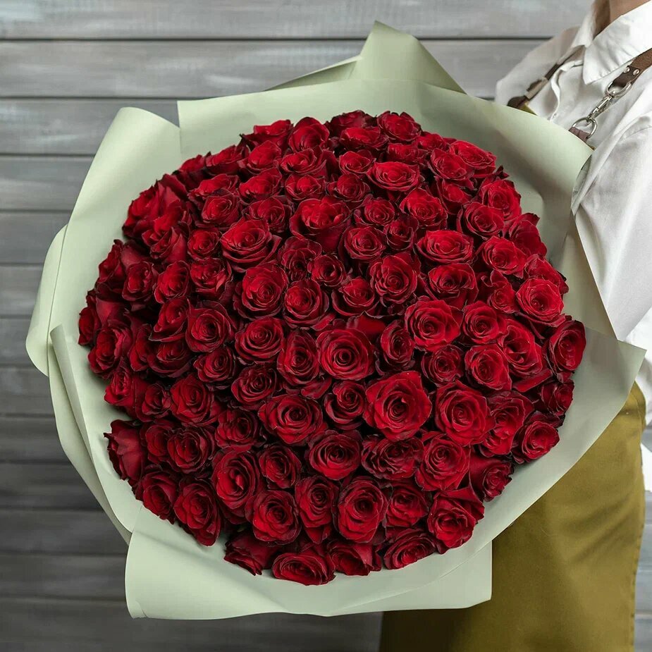 Букет живых цветов из 101 красной розы в упаковке Эквадор 60 см