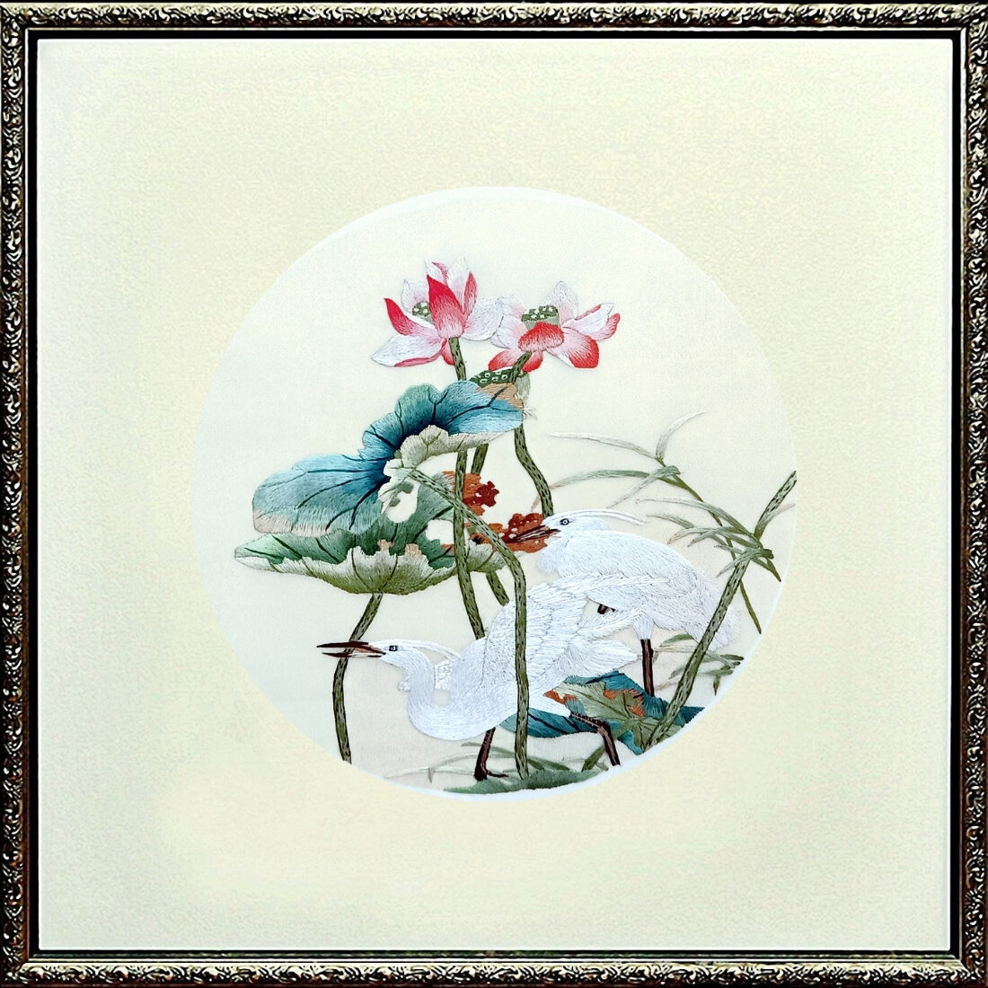 Декоративная настенная картина Живой Шелк двухсторонняя Две цапли в цветущих лотосах, вышивка шелком ручная с 3Dэффектом/35х35х3 см/багет+паспарту