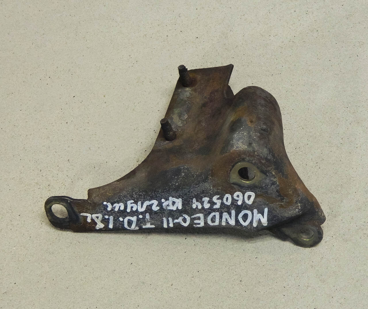 Кронштейн приёмной трубы Ford Mondeo 2 1.8TD